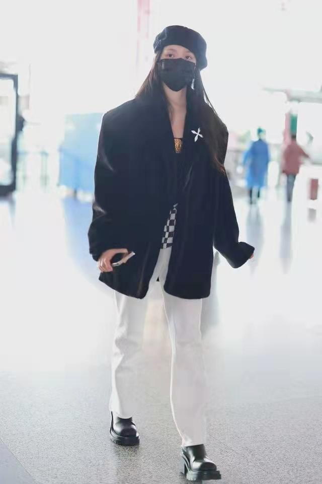 Lin Yun's clothing is much more advanced, black + white is simple and ...