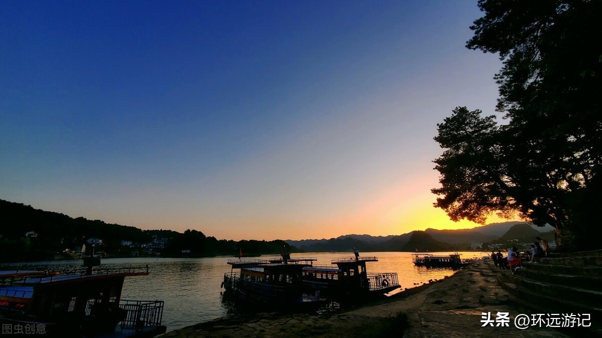 Baihua Lake in Guiyang, Mr. Jin Yong has been here, and I think of the ...