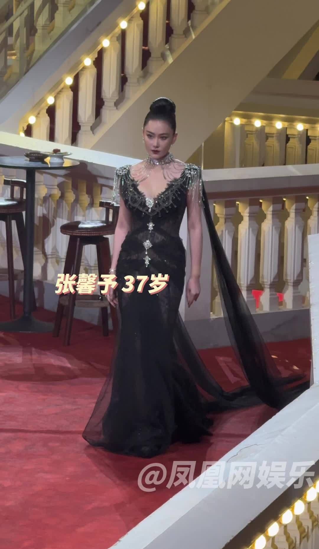 Red carpet queen Zhang Xinyu: black dress shows the charm of love - iNEWS