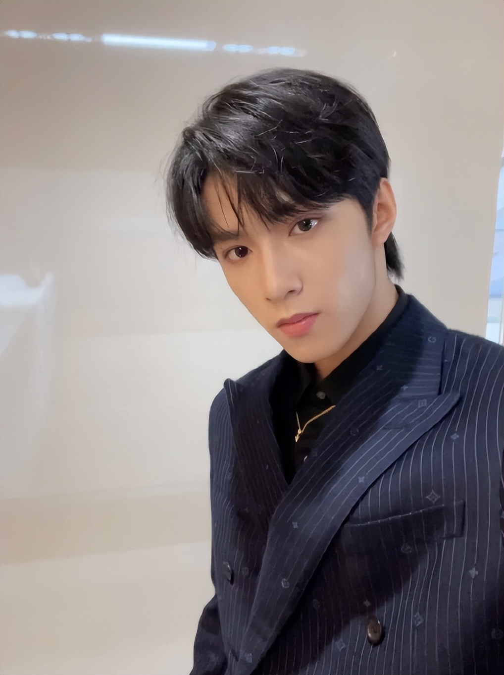 Liu Yaowen shared the corner contestants, striped suits are too ...