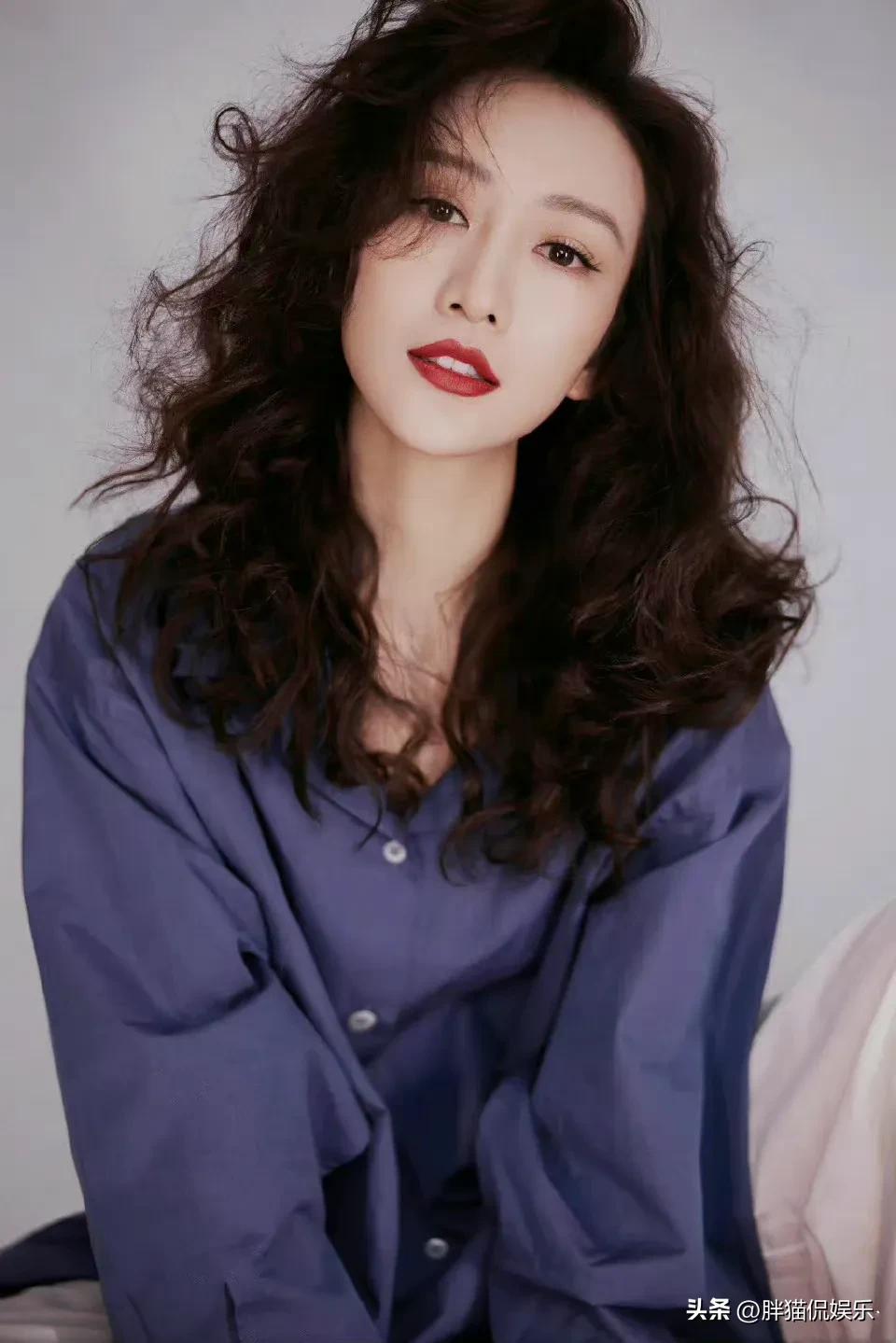 Wang Ou in a dark shirt with fluffy curly hair inadvertently reveals ...