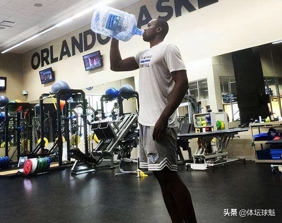How do NBA giants drink water, Durant drinks water is too weird ...