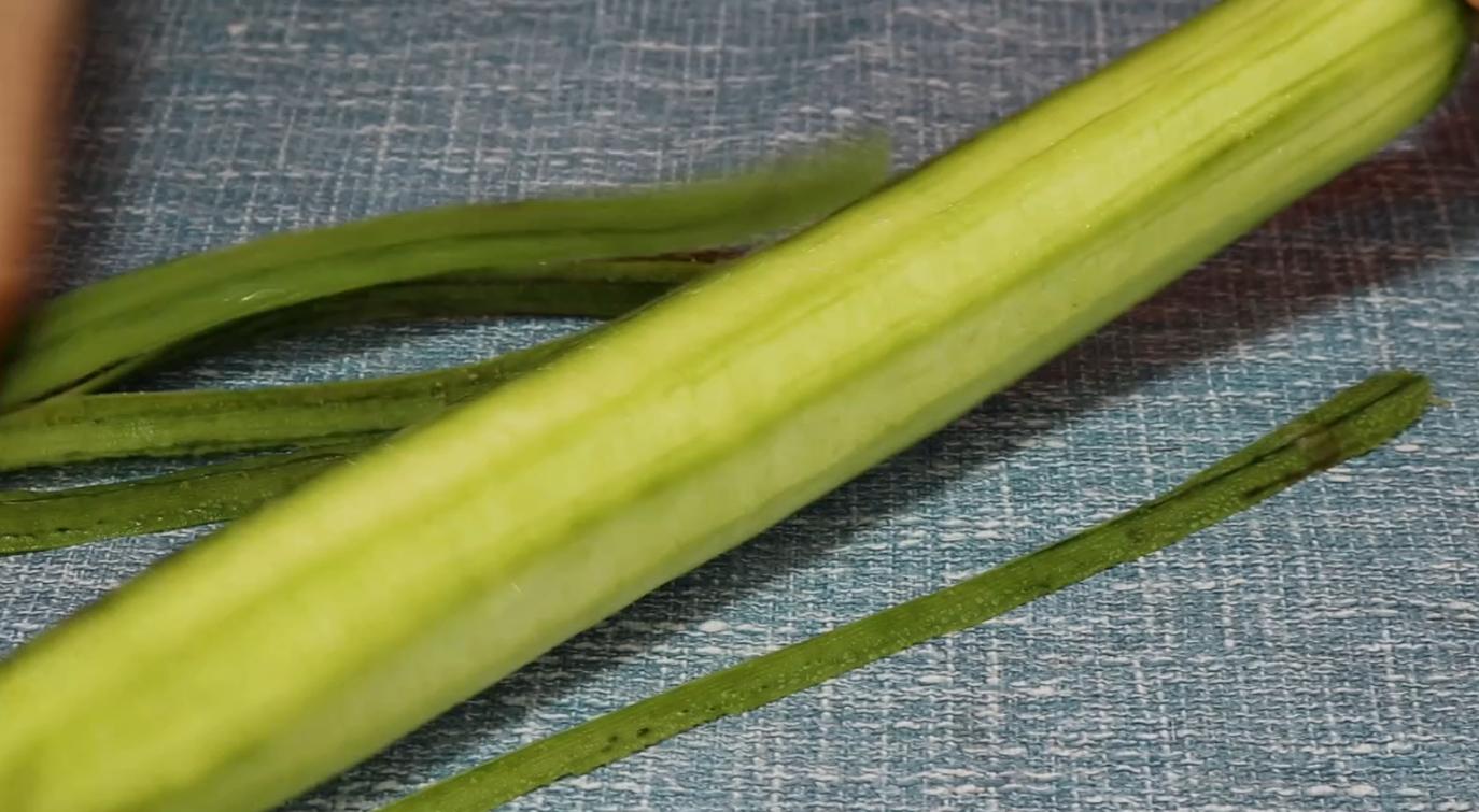 Fried loofah, it is best not to fry it directly in the pot. The chef ...