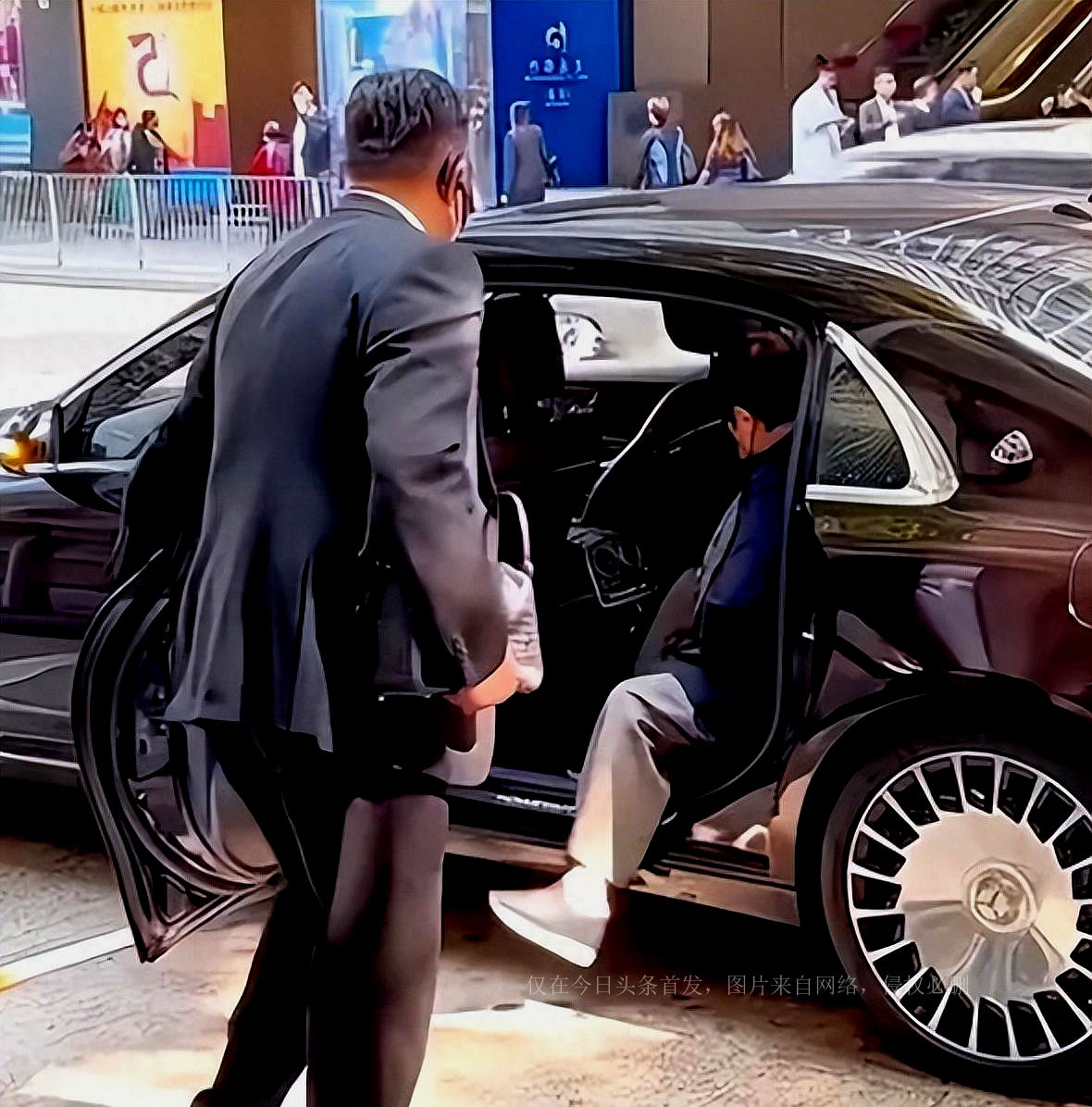 The fourth wife of the king of gambling goes out with a Maybach ...