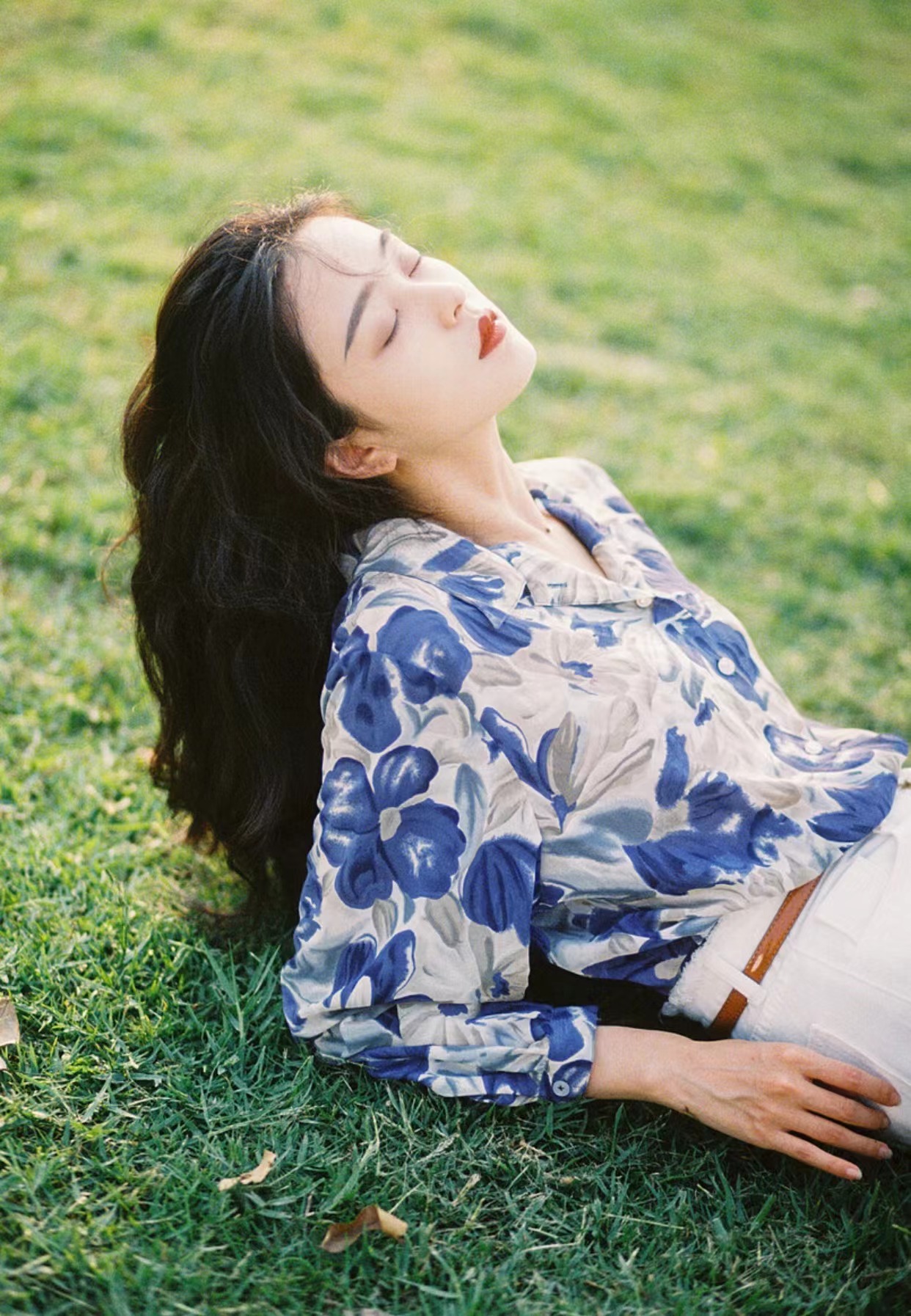 Portrait photography poses are not monotonous, grass portraits are shot ...