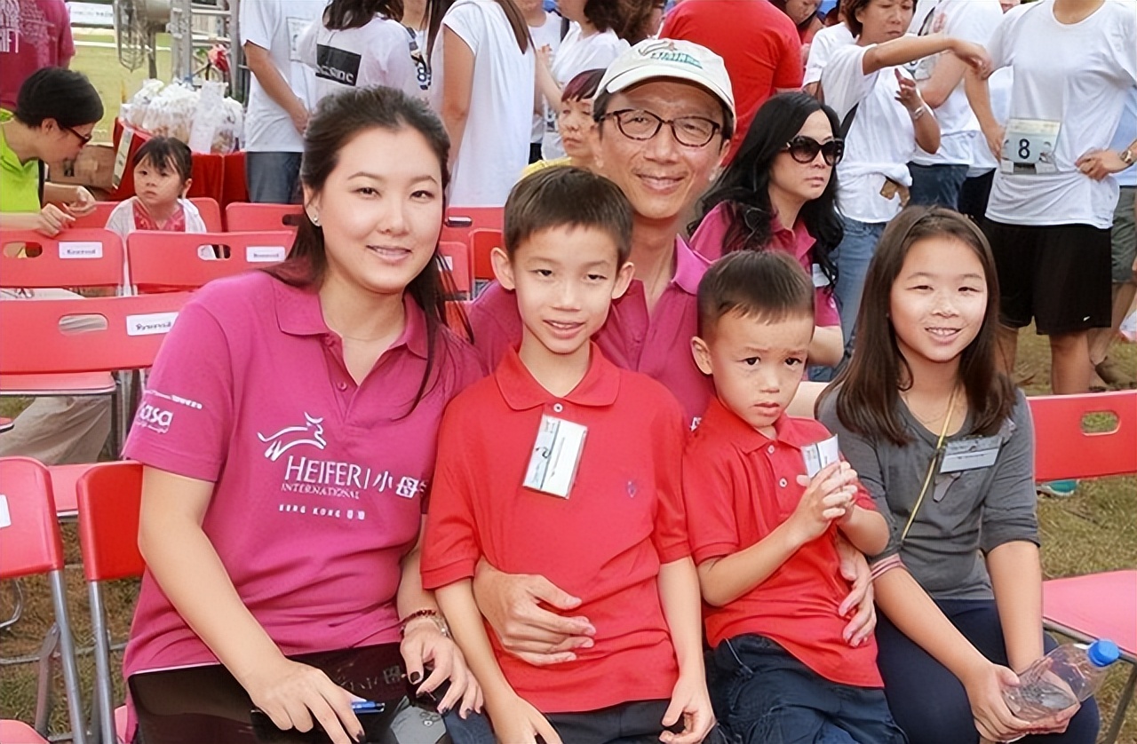 Marrying an old man who is 26 years older than him, and having 4 ...