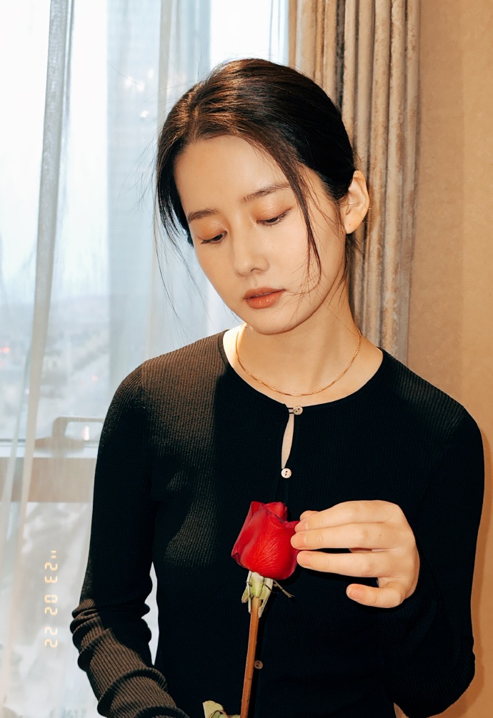 Actress Jing Ruyang is plainly dressed, looks like Liu Yifei, beautiful and pure - iMedia