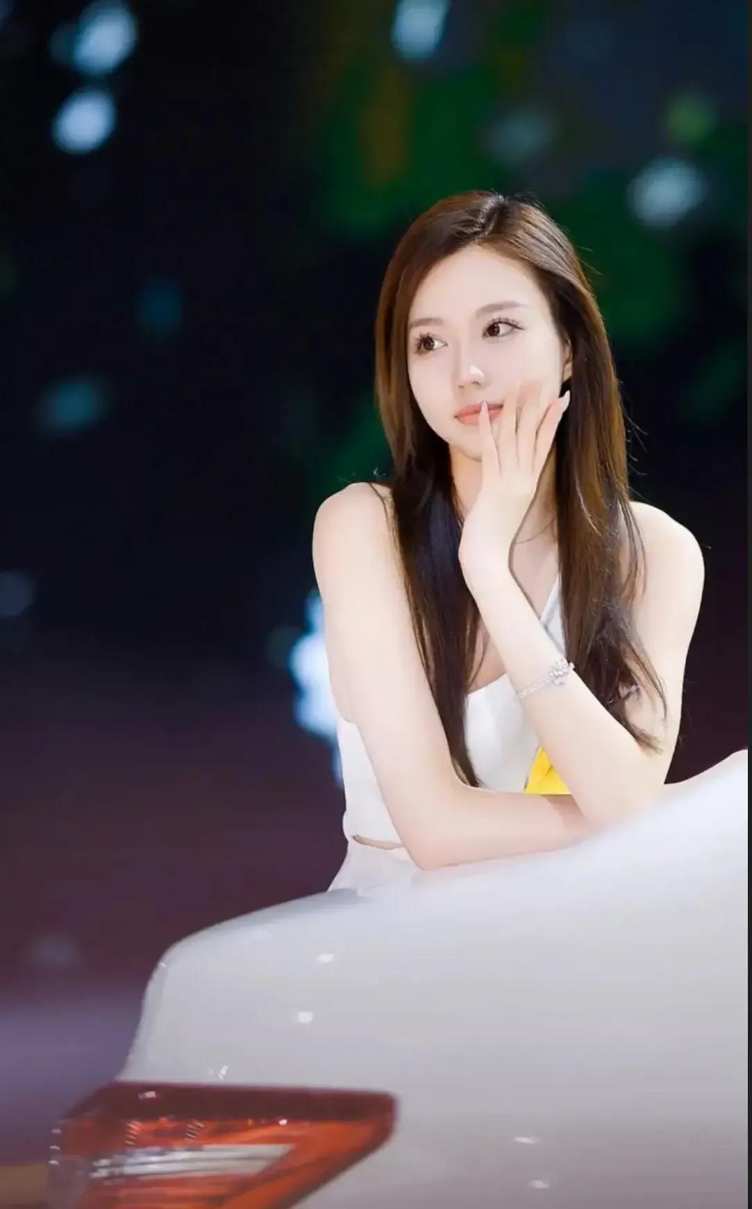 Beautiful car model-Niu Niu - iNEWS