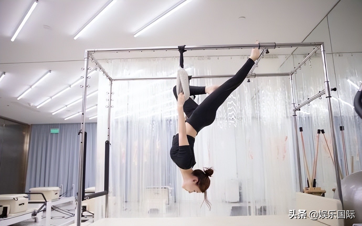 Yuan Shanshan practiced yoga at home to complete difficult movements to ...