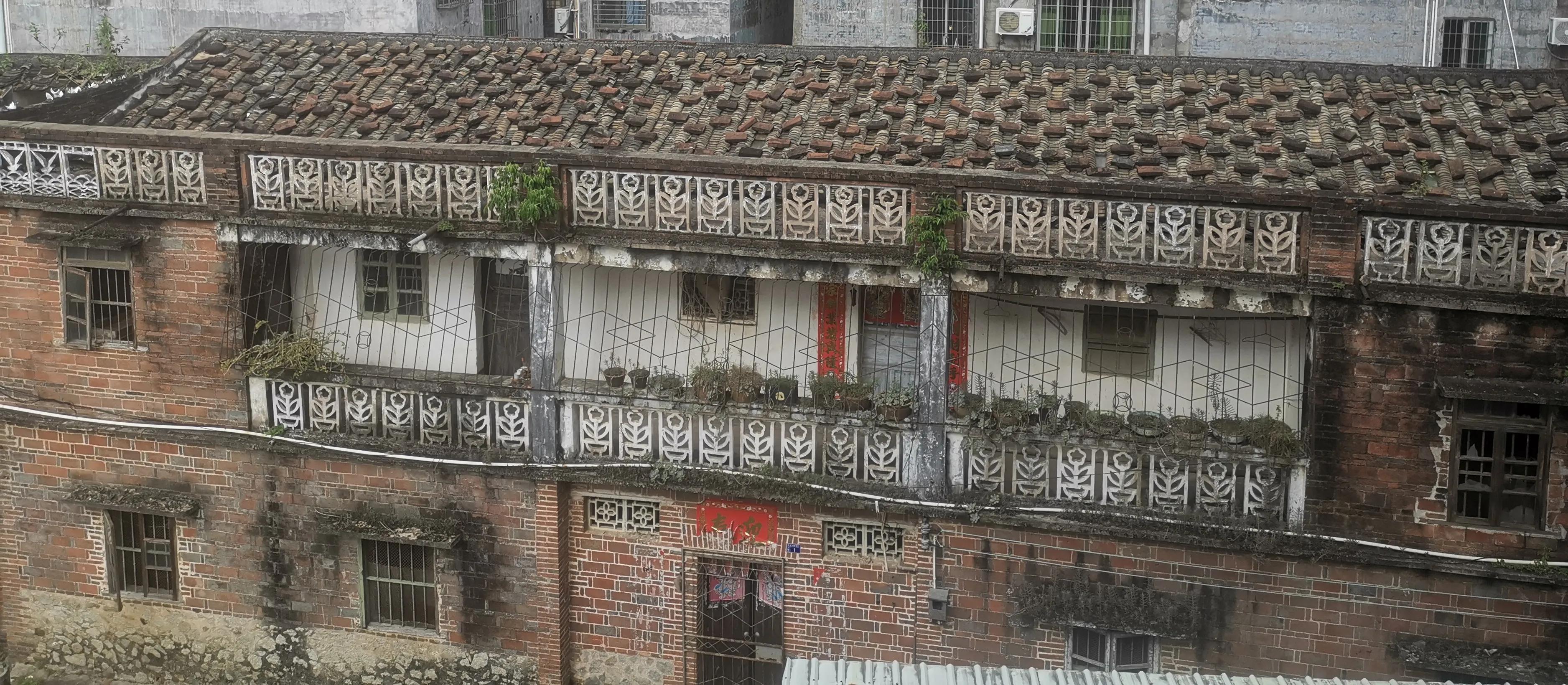 decaying old house - iNEWS