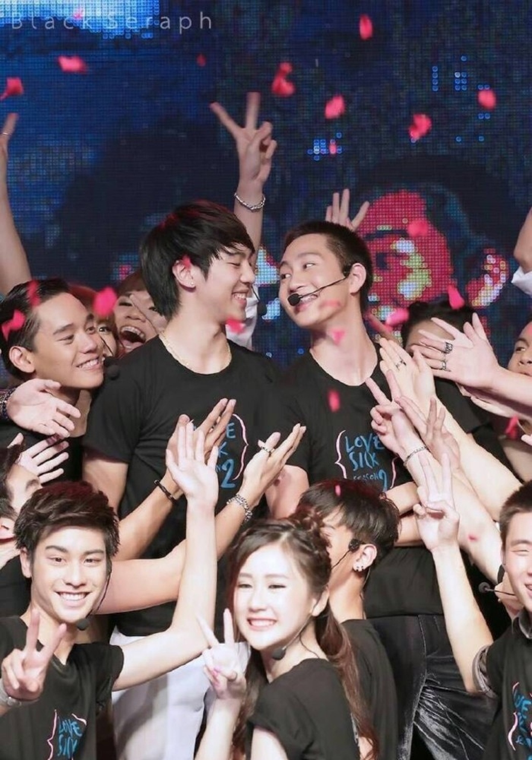 Phoenix Legend Concert: Controversy and Thoughts - iNEWS