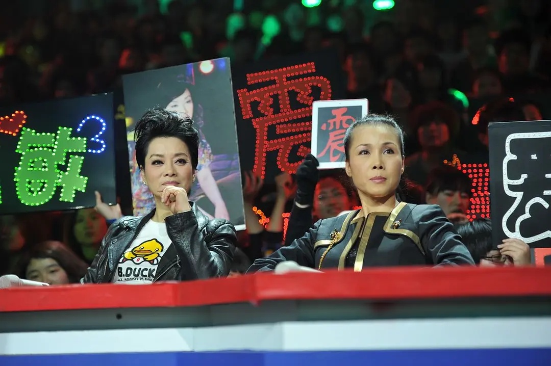 A close photo of Mao Amin and his friends Na Ying, Tian Zhen, Li Guyi ...