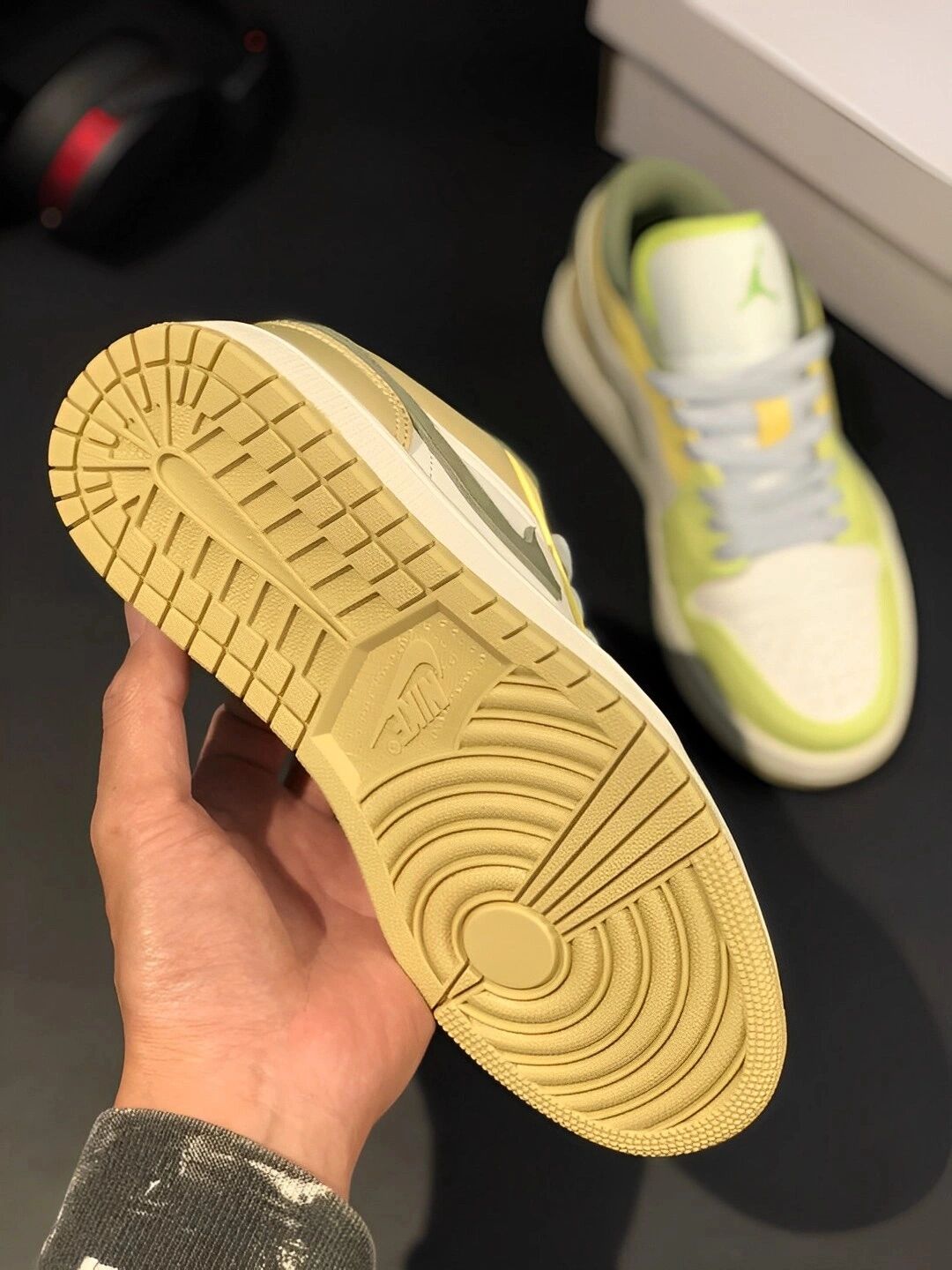 The classic AJ1 white orange green color shoes turned out to be like ...