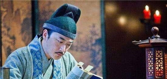 Zhao Guangyi forced Zhao Kuangyin to wear the yellow robe and made him ...