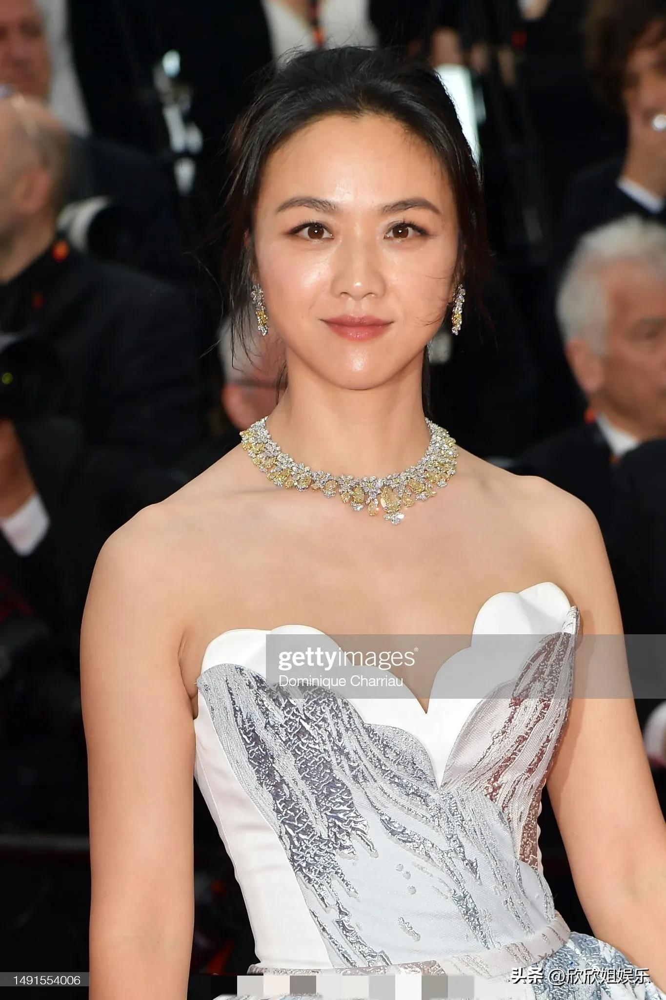 Tang Wei, the red carpet produces pictures. - iNEWS
