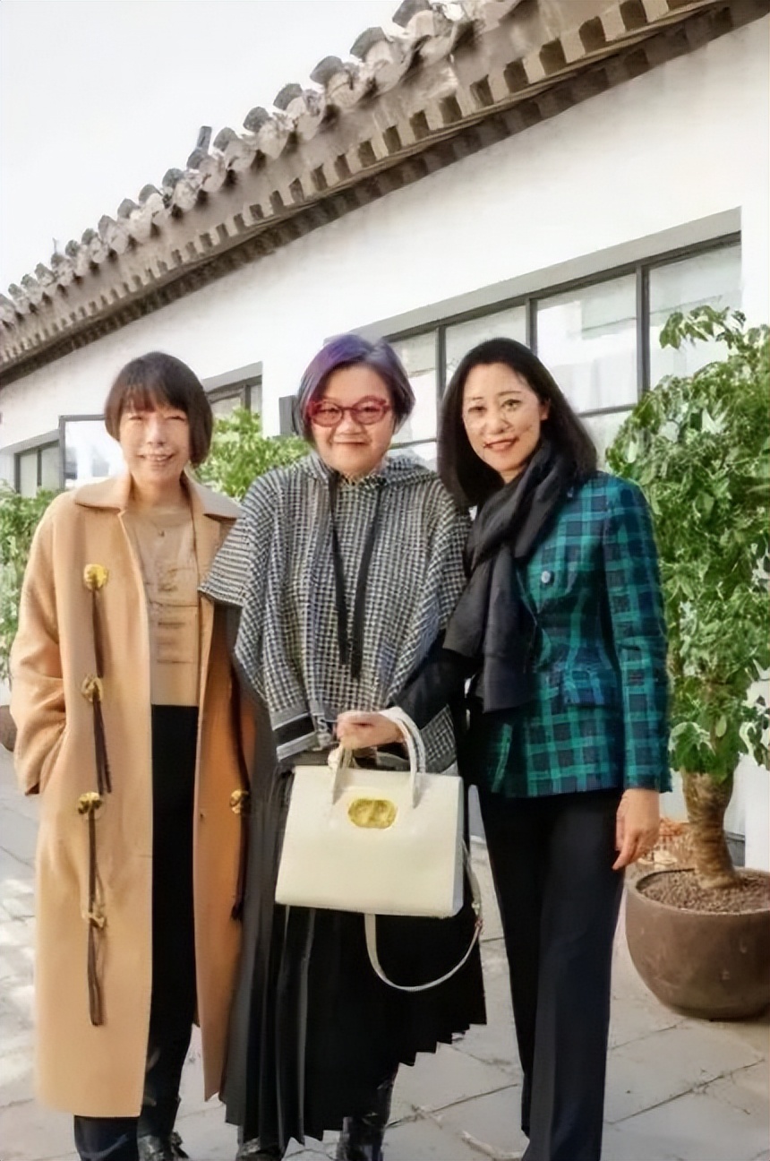 Chen Kaige's ex-wife is really fashionable! Wearing a 20,000 yuan ...