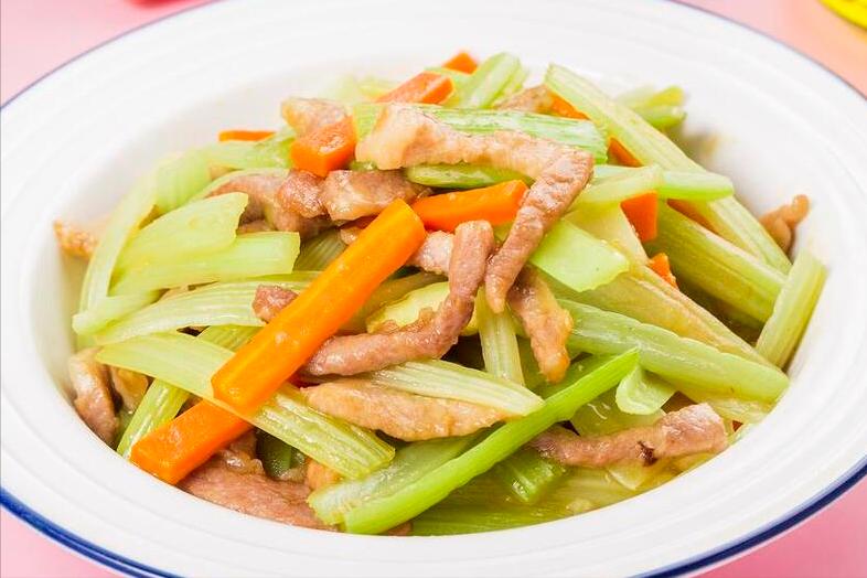 When frying shredded pork, it is most taboo to put it directly into the ...