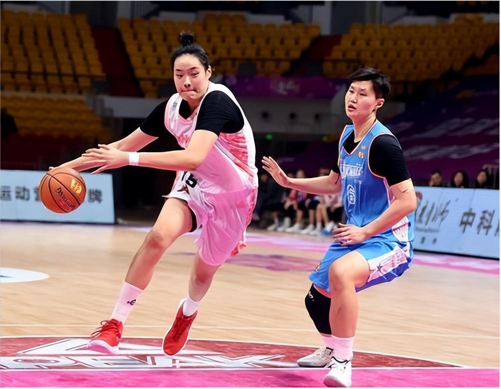 With a height of two meters, Xu Chenyan is regarded as the rising star of the women's basketball ...