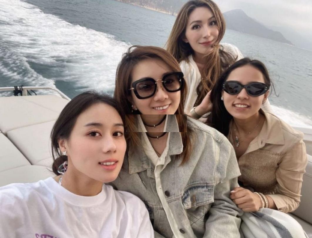 He Chaoxin and He Siheng attended the event, drove a yacht out to sea together, grilled sausages ...