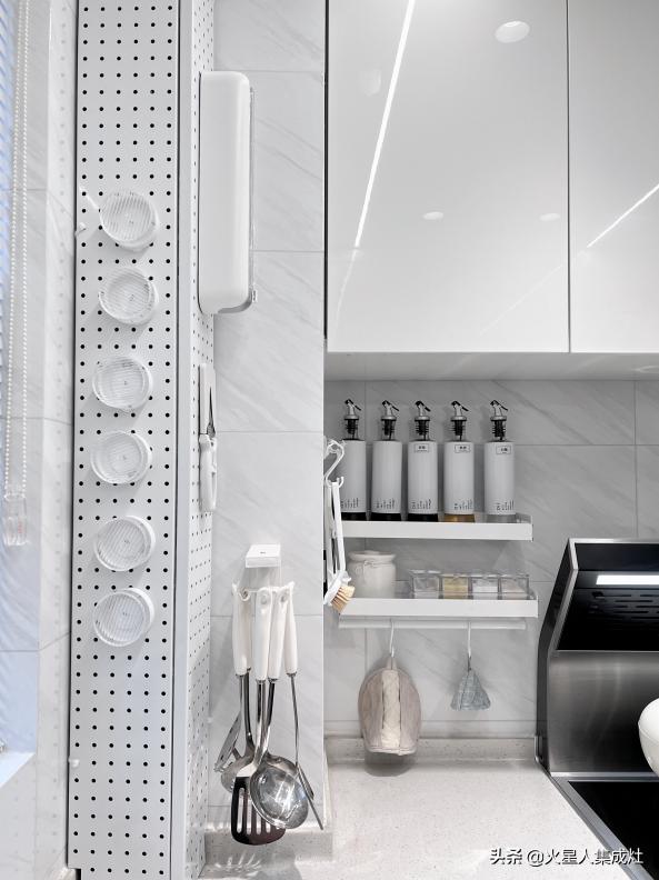 This 4m2 fairy kitchen stunned me. The pure white decoration is really ...