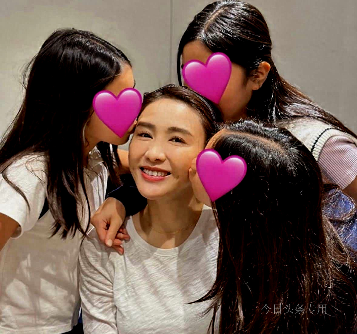 52-year-old Gigi Lai posted a family photo. Her three daughters stood in the last row and kissed ...