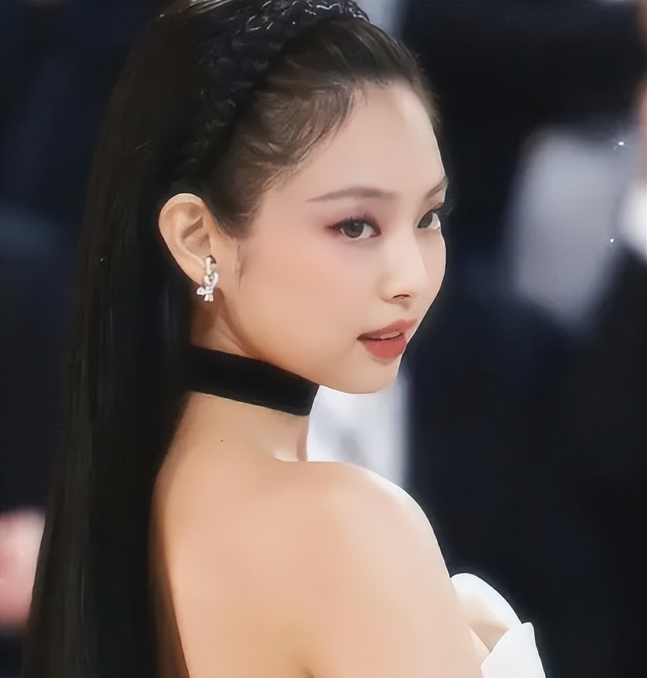 Korean actress Jennie's performance costume caused controversy again ...
