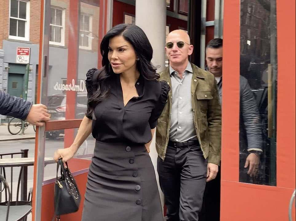 The billionaire is a 52-year-old aunt who divorced his ex-wife. This ...