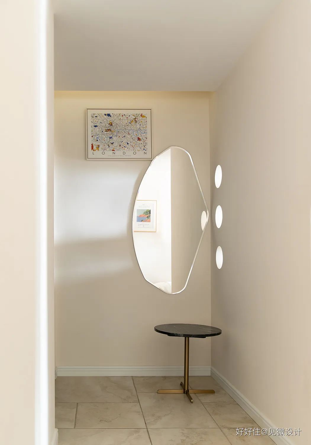 The girl lives alone on 115 square meters, and the bedroom has a ...