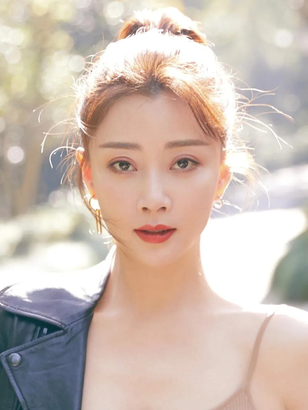 The skin is creamy, the willow waist is like a flower, and it is full ...