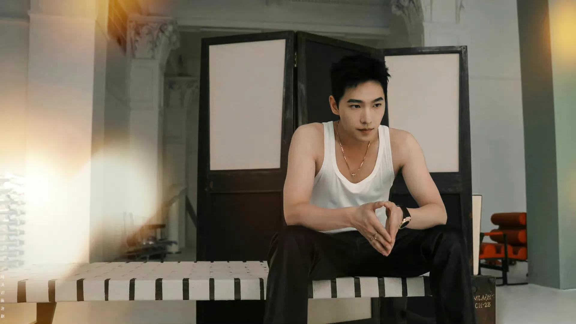 "Yang Yang's New Picture" shows the waistline!Shirtless and seductive ...