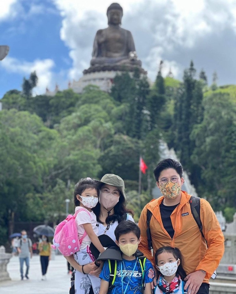 Guo Jingjing appeared at a wealthy party, dressed elegantly and ...