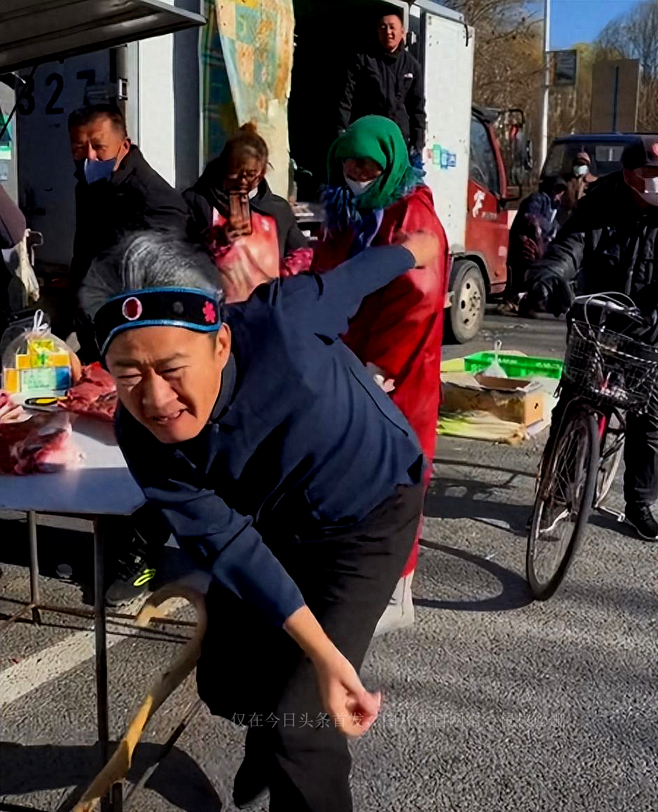 Actor Li Jiaming pretended to be an old lady and danced in the market ...
