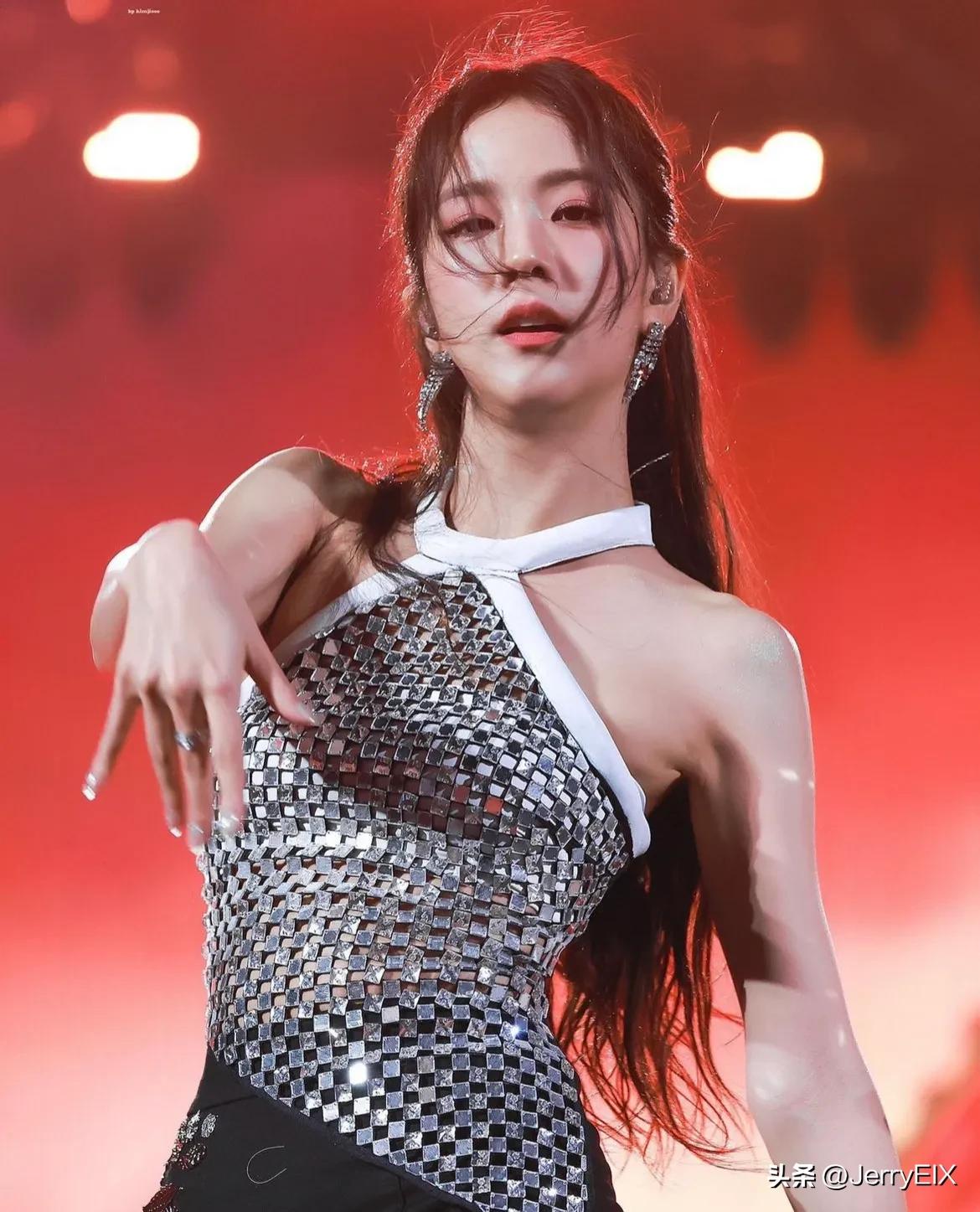 Kim Ji-soo's stage outfits! - iNEWS