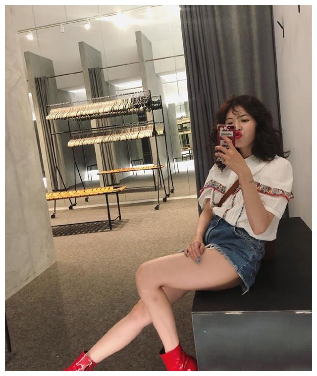 HyunA's autumn outfit is out, a blue cardigan and a red skirt are very ...