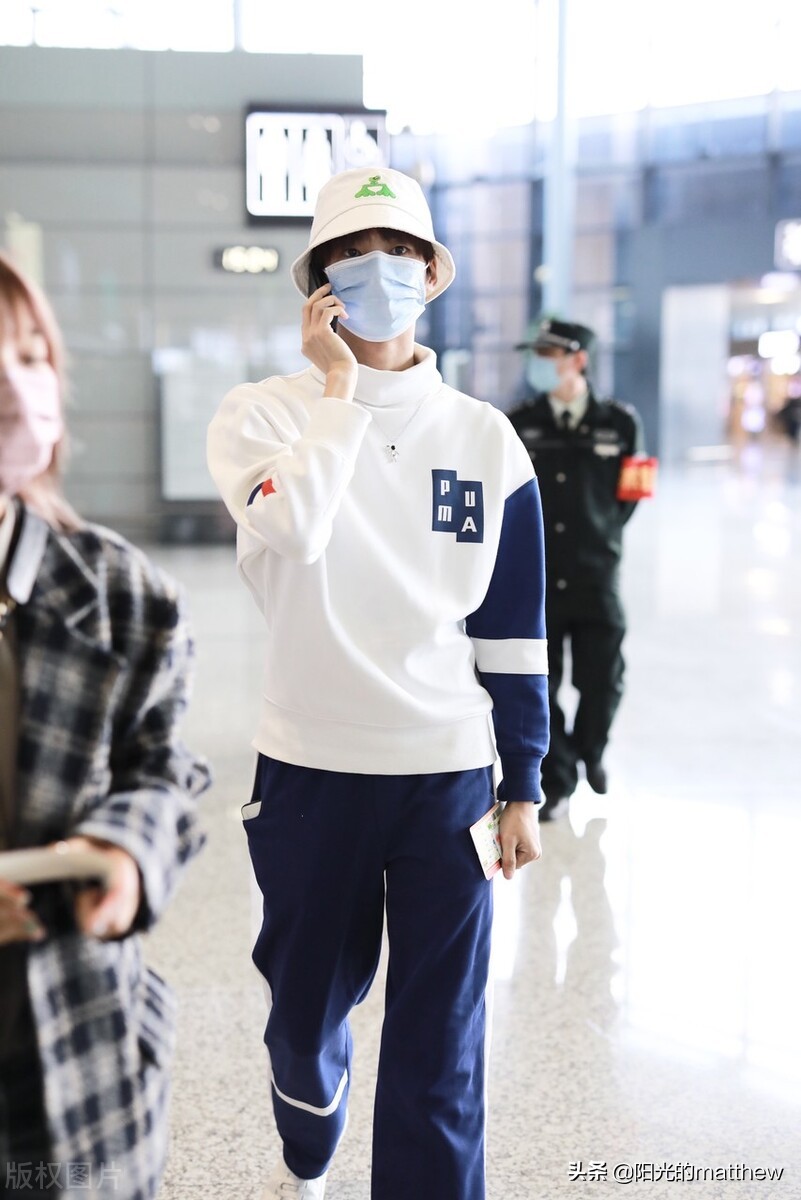 Dancing Prince Li Xiang appeared at Shanghai Airport in a Puma white ...