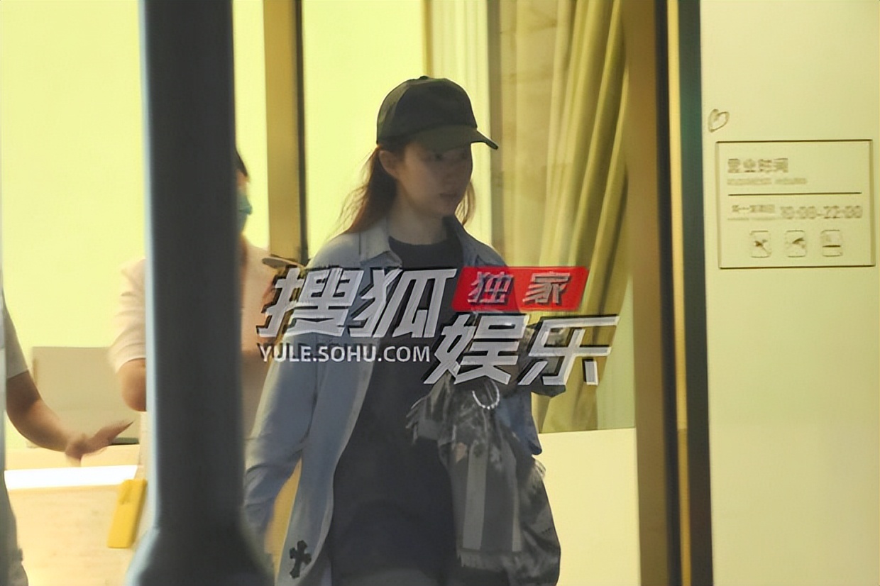 Liu Yifei went back to the hotel after her treatment and looked very ...