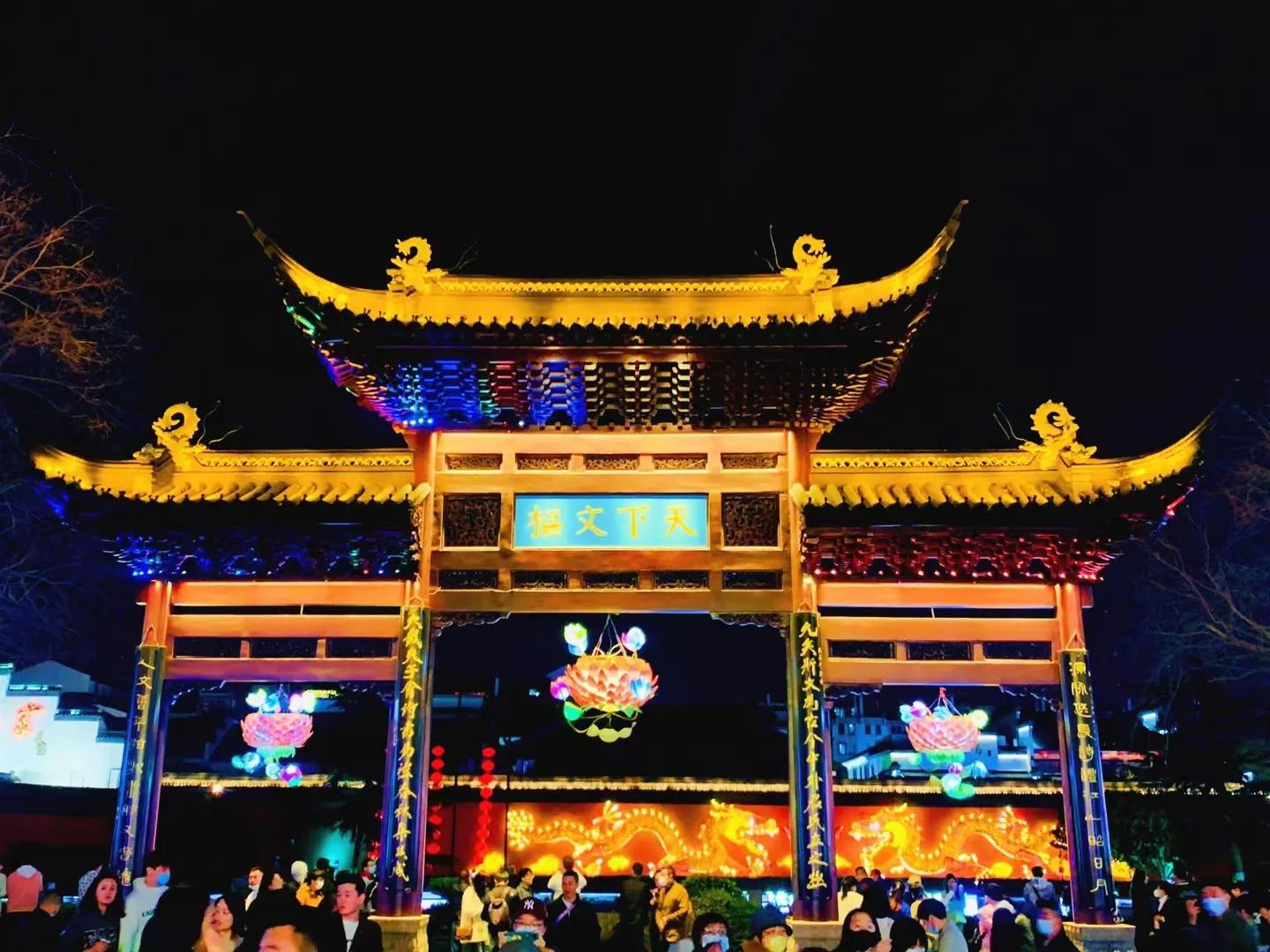 Dim lights along the Qinhuai River in Nanjing - iNEWS