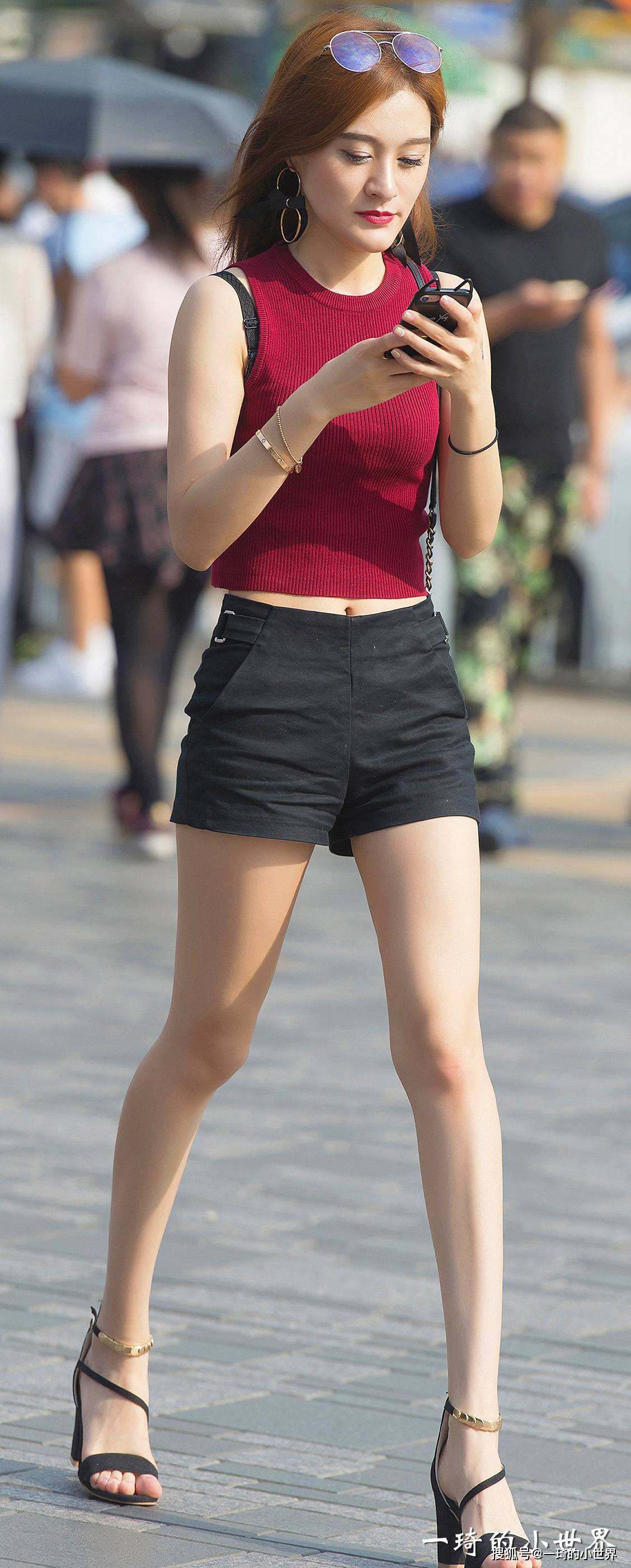 The black shorts with big beautiful legs, showing white and thin legs ...