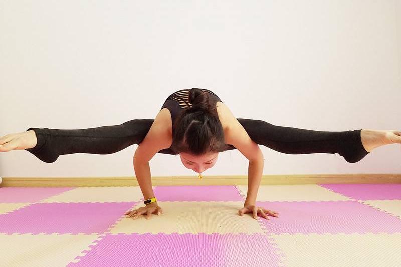 Yoga advanced squat posture, smart body balance ability - iNEWS