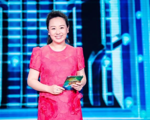 The 39-year-old child star Guan Ling danced in the middle of the road ...