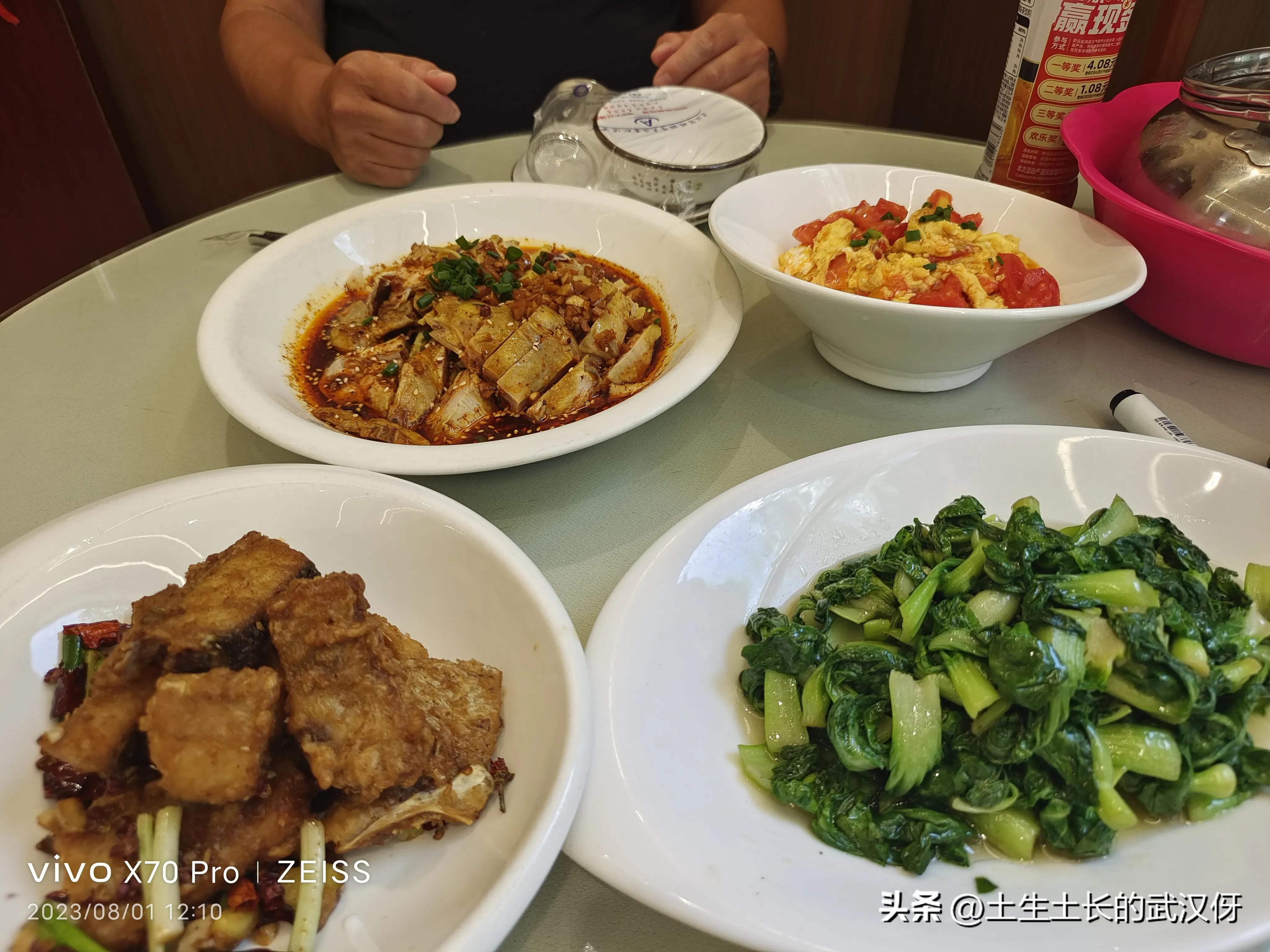 Believe it or not, in Wuhan, you can eat three meat and one vegetarian ...