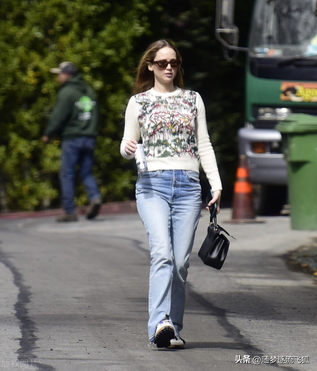 Big cousin Jennifer Lawrence appeared on the streets of Los Angeles ...