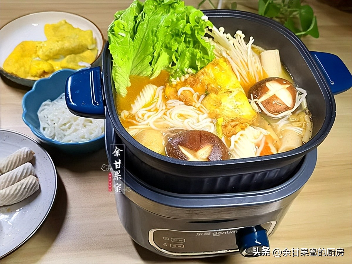 Eating a small hot pot at home alone, the soup is rich, spicy and sour ...