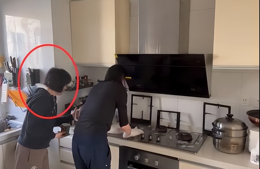 Li Yapeng's family cleaned up, Haiha Jinxi's father wiped the tables ...