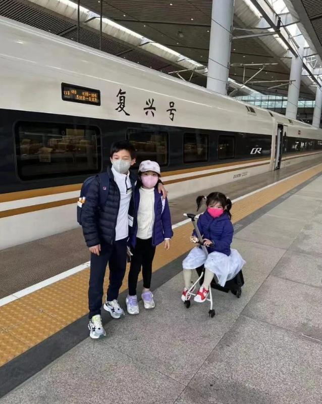Guo Jingjing squats to take a selfie for her family! 4-year-old Huo ...