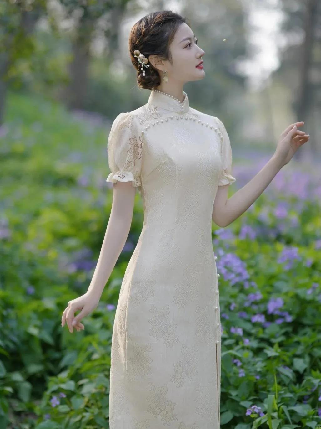 Chinese style cheongsam beauty in flowers - iMedia