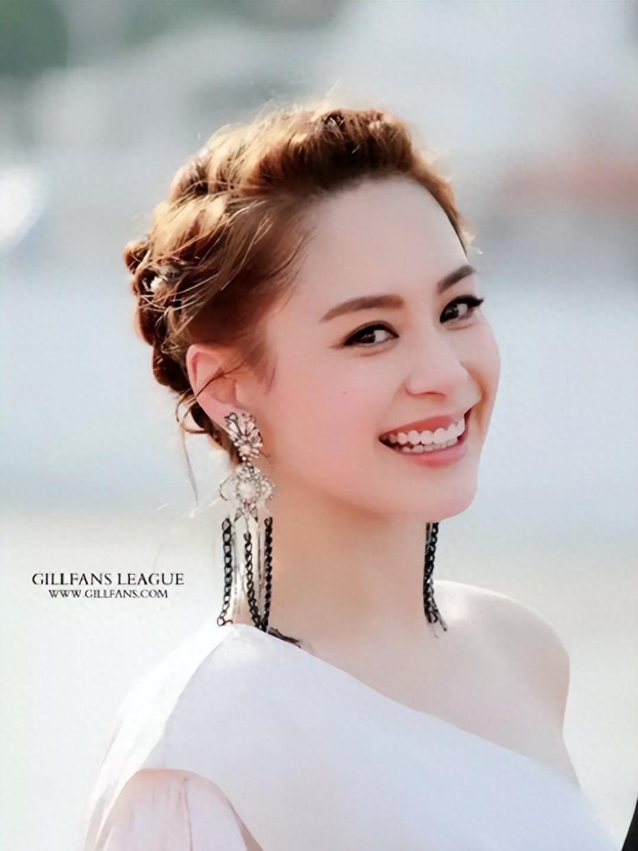 These actresses are only 1.5 meters tall? If you're not tall enough ...