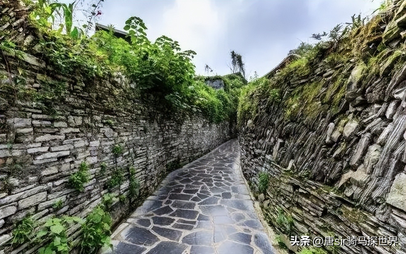 Famous for its cyan rock, a military fortress six hundred years ago ...