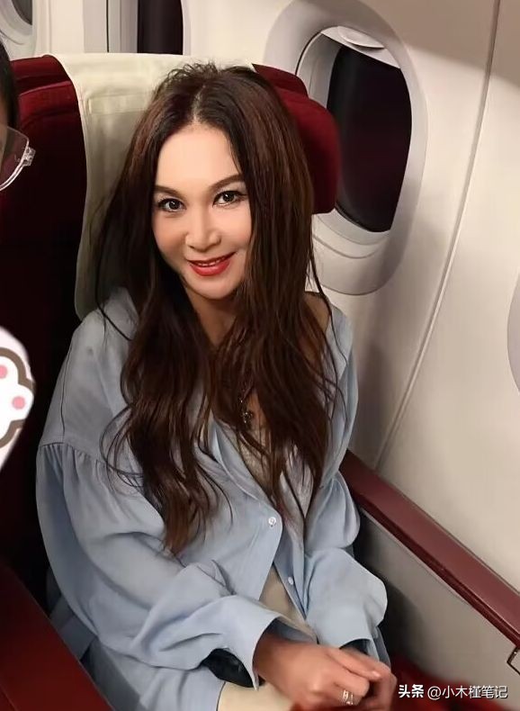 Encountered Wen Bixia on the flight and signed autographs for fans so ...