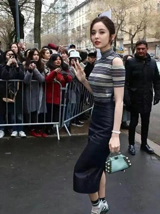 The sexy goddess wears a vacuum suit and shows off her beautiful legs ...